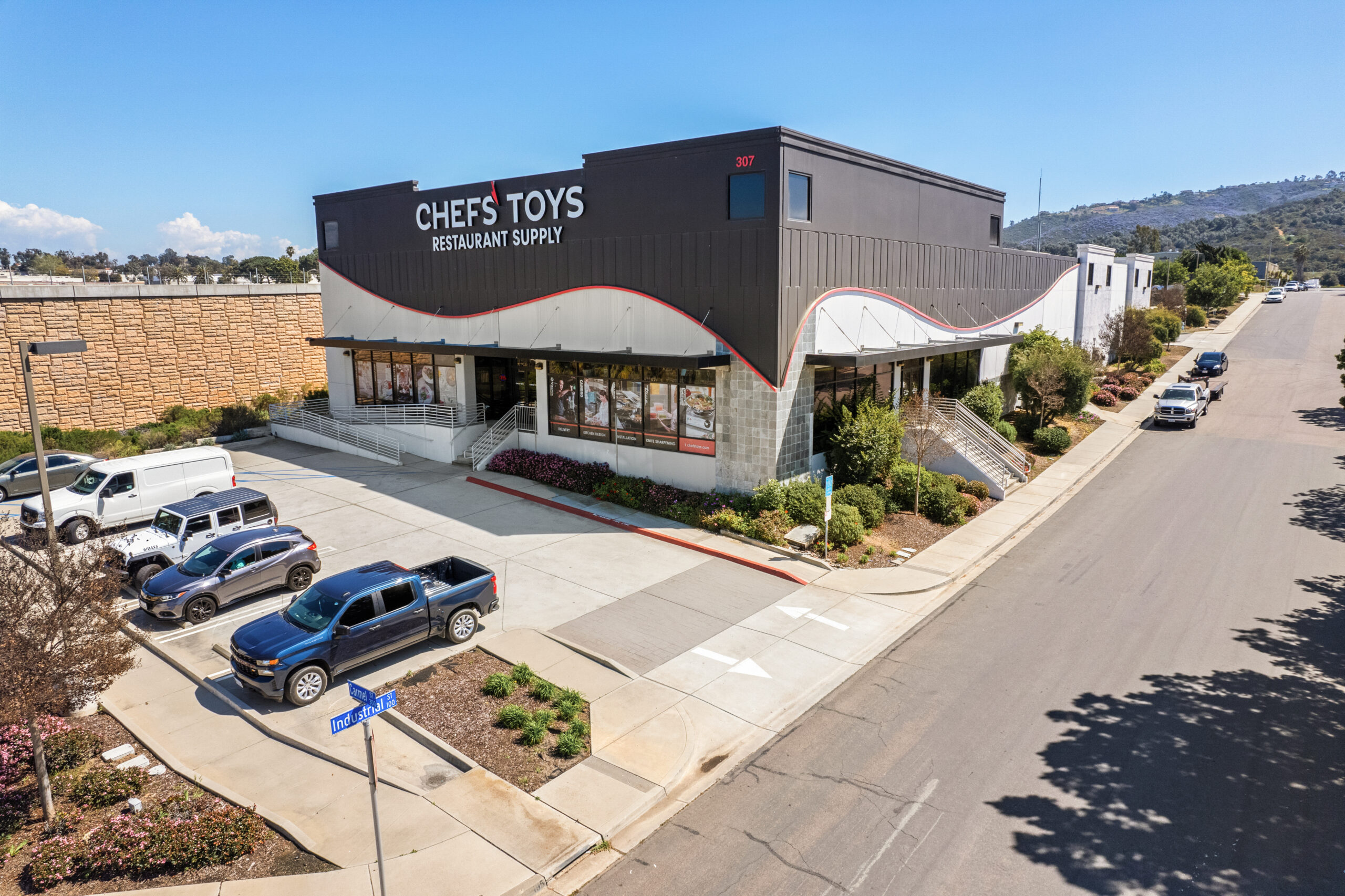 18,452 SF Showroom / Flex Building Sells for $6,016,000 - San Diego ...